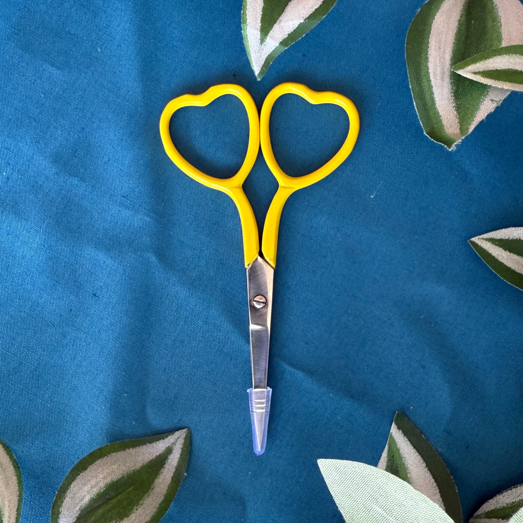 Heart-Shaped Embroidery Scissors | Yellow – Wimperis Embroidery
